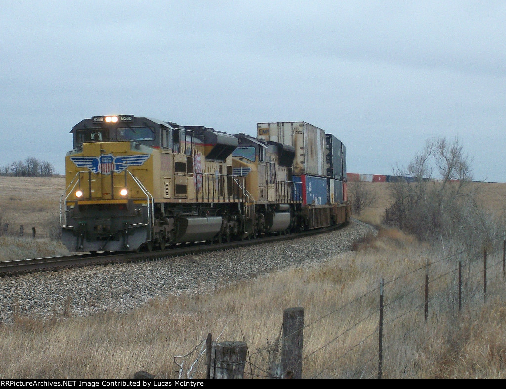 UP 8588 westbound UP intermodal train